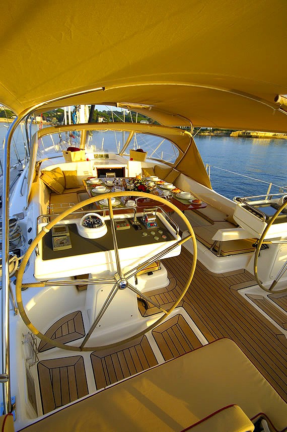 Yacht HOLO KAI, | CHARTERWORLD Luxury Superyacht Charters